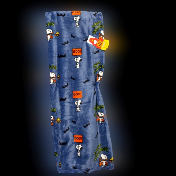 Berkshire | Holiday | 5 X 70 Snoopy Halloween Vampire Velvetloft Throw ...